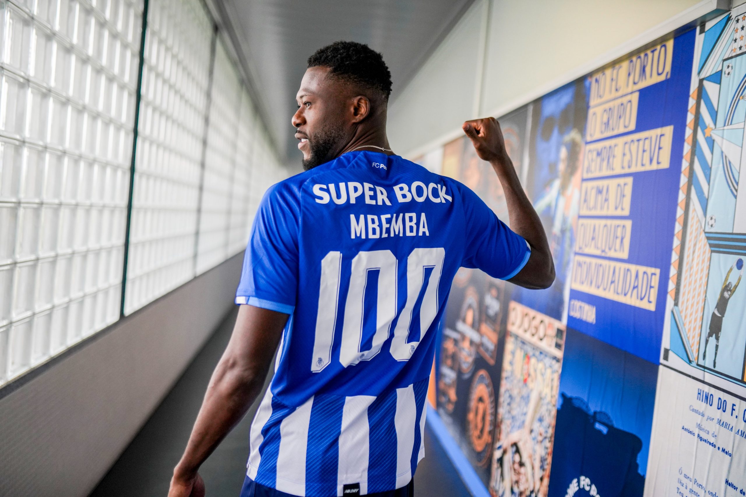 Mbemba cumpre 100 jogos e recebe várias felicitações - Portistas Oficial