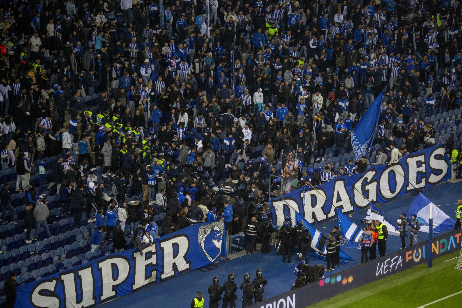 Claque Super Dragões emitiram comunicado a falar sobre os adeptos do FC ...