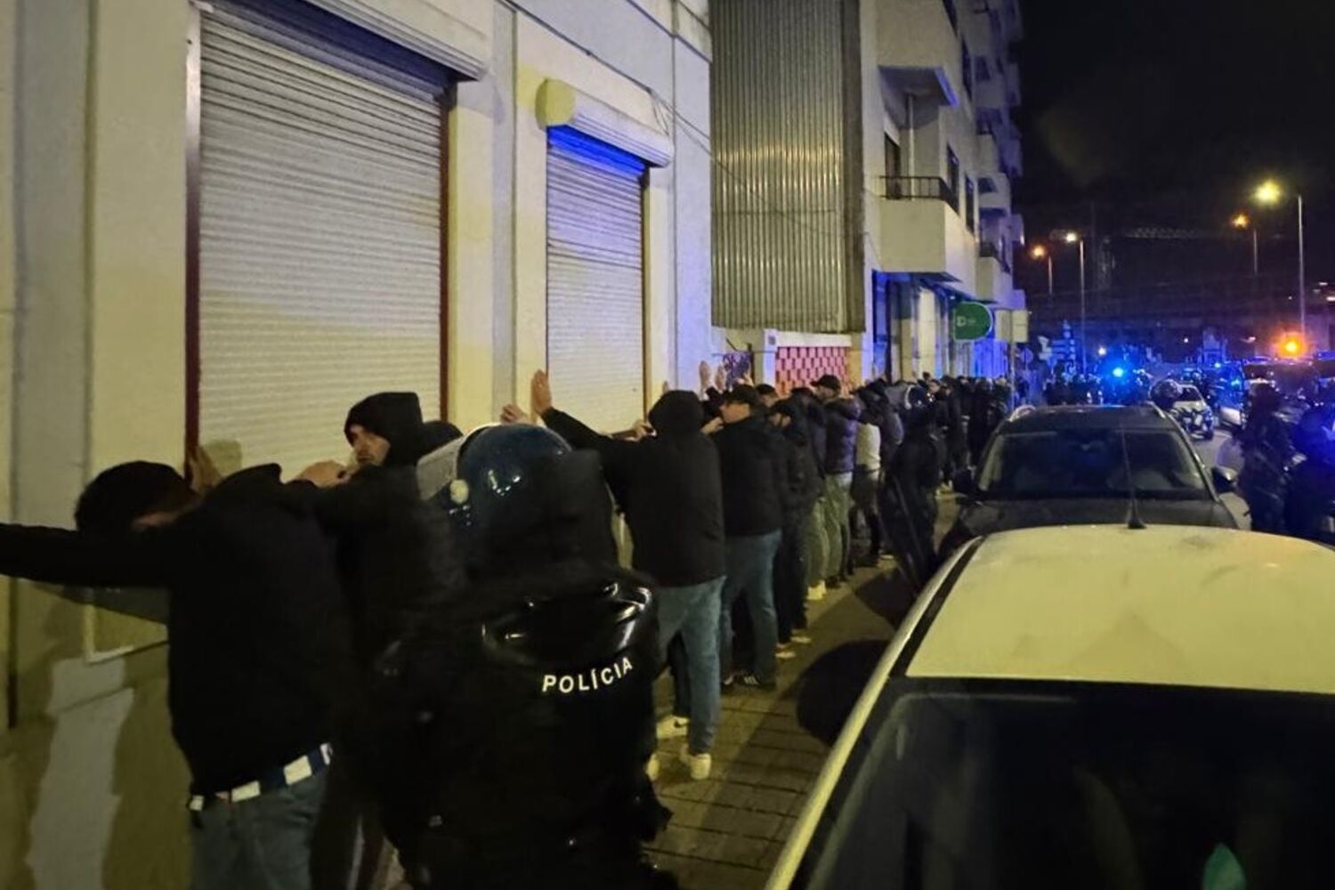 Claque do FC Porto Super Dragões em guerra e a polícia foi obrigada a ...