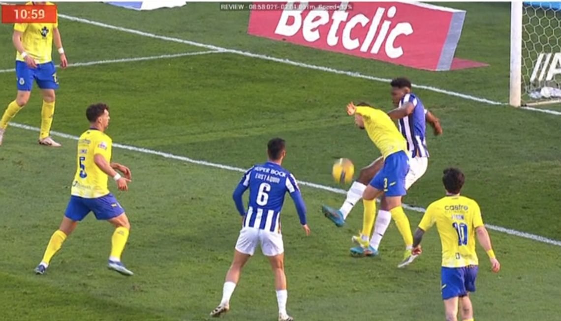 O lance que deu o penálti para o FC Porto frente ao Arouca (VÍDEO ...